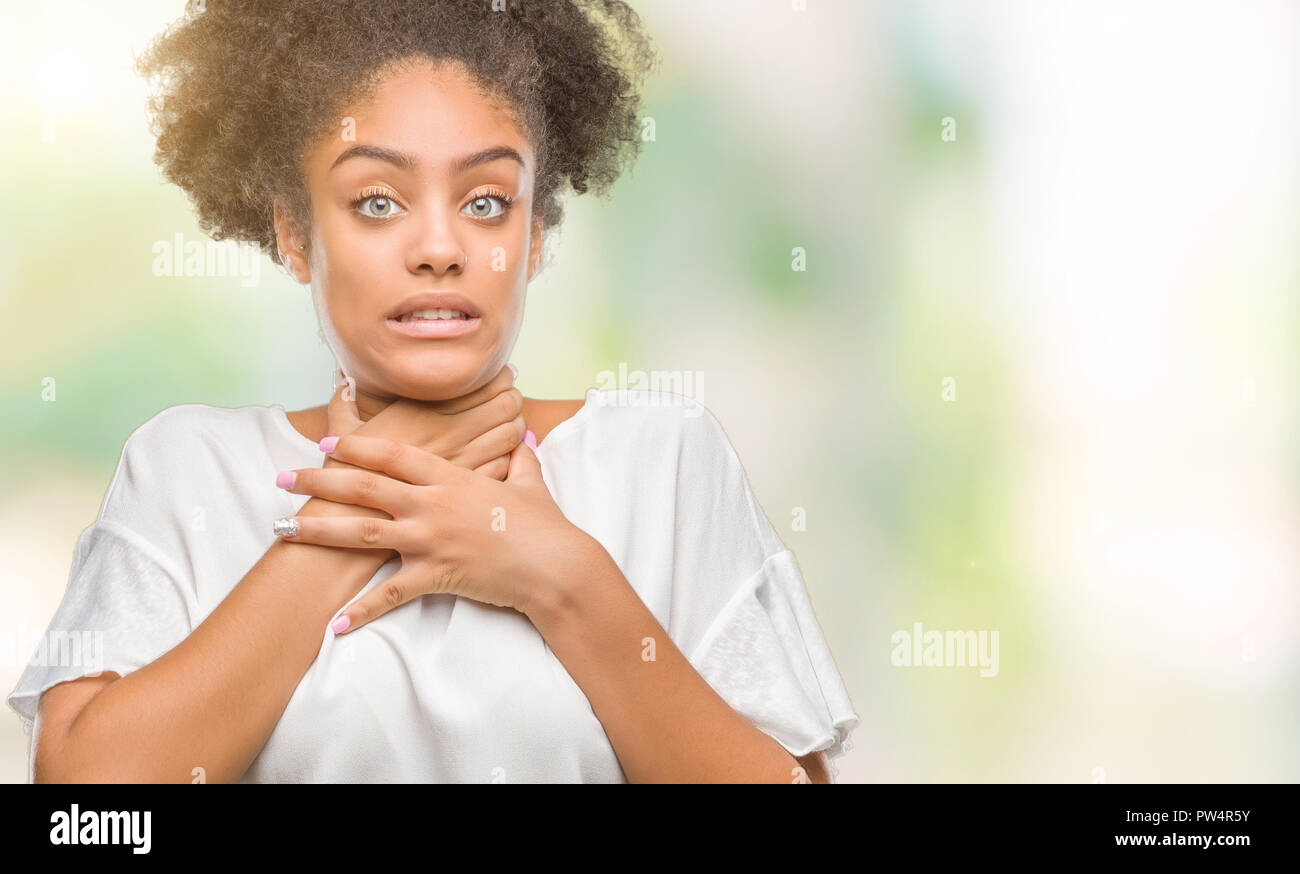 Junge afro-amerikanische Frau über isolierte Hintergrund schreien und ...