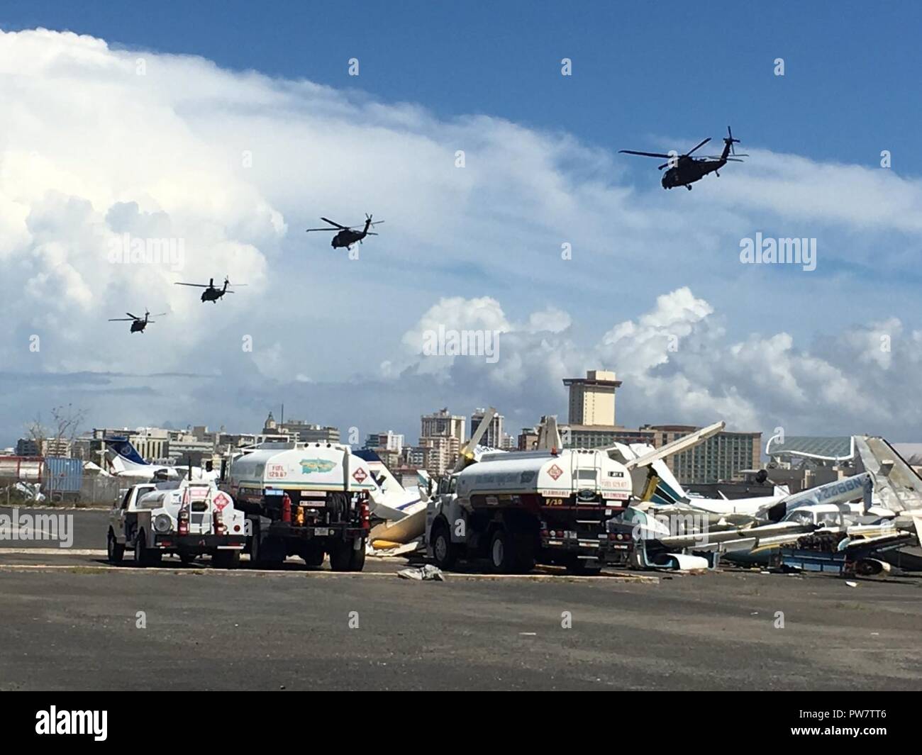 SAN JUAN, Puerto Rico - Vier HH-60 medevac Blackhawk Hubschrauber aus ...