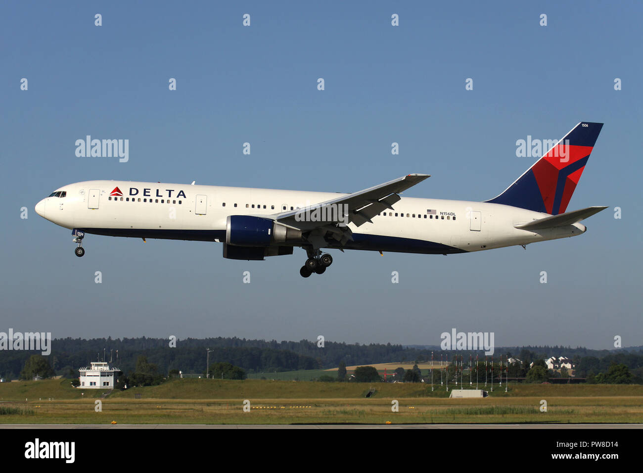 Delta Air Lines Boeing 767-300 mit der Registrierung N156DL auf kurze ...