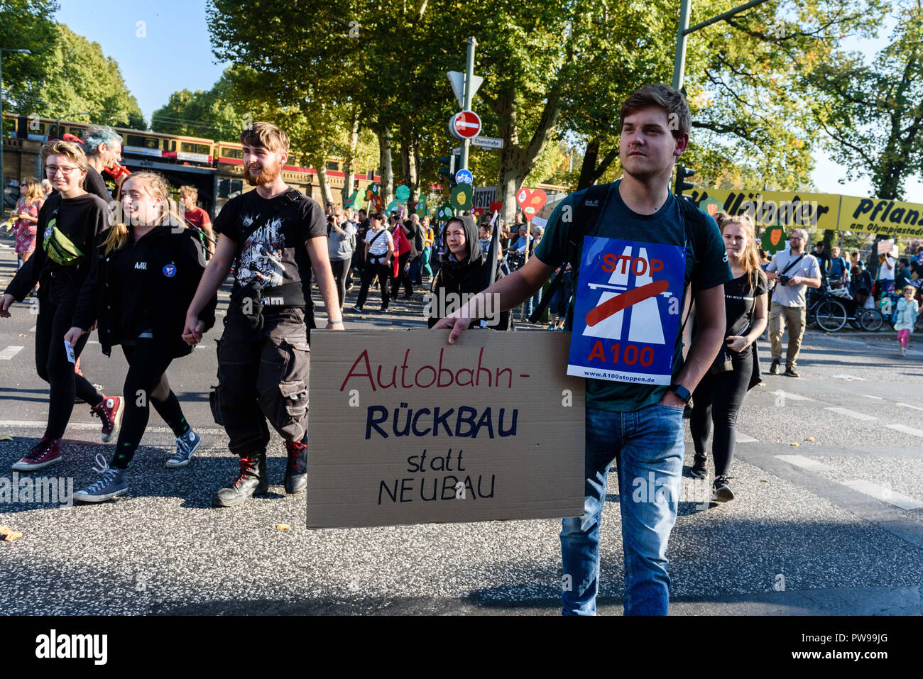 Berlin, Berlin, Deutschland. 14 Okt, 2018. Eine Demonstrantin hält ein ...