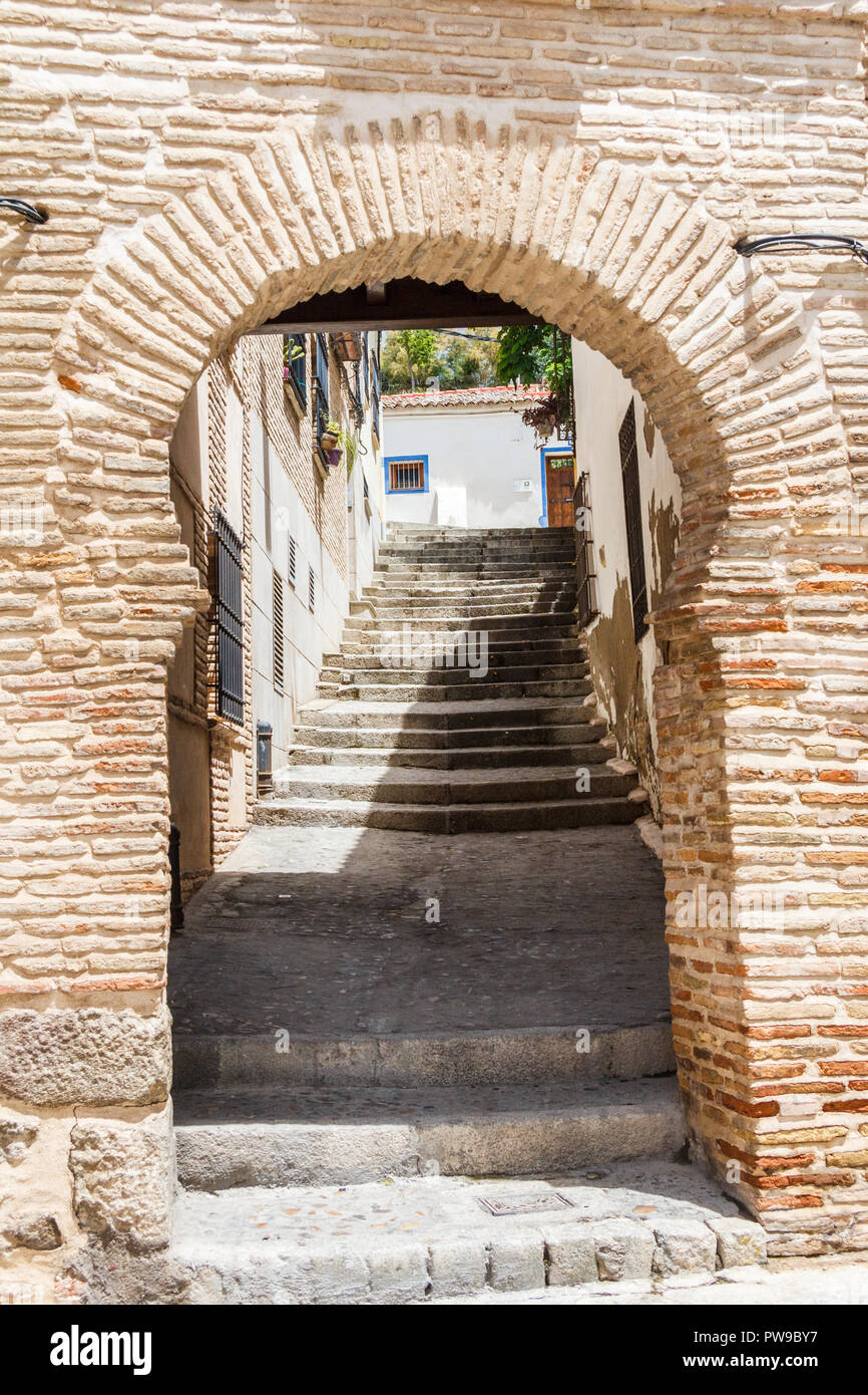 Schritte zum torbogen -Fotos und -Bildmaterial in hoher Auflösung – Alamy