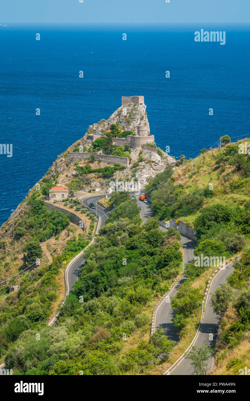Panoramablick von Forza D'Agrò, mit den Sarazenen Schloss im ...