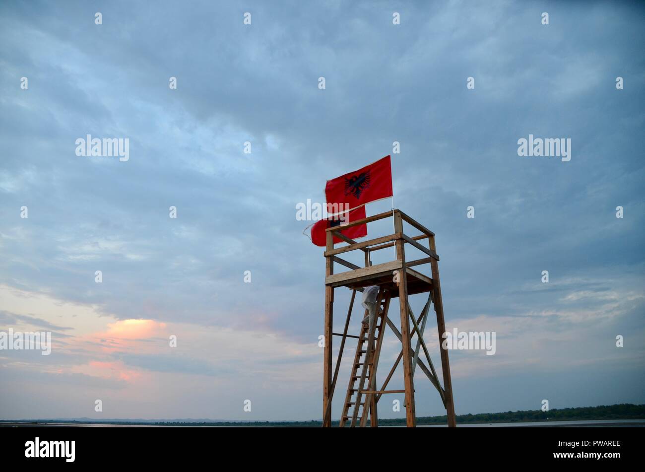 Zwei rote Albanien Fahnen wehen vom Bademeister Turm bei divjake Beach ...