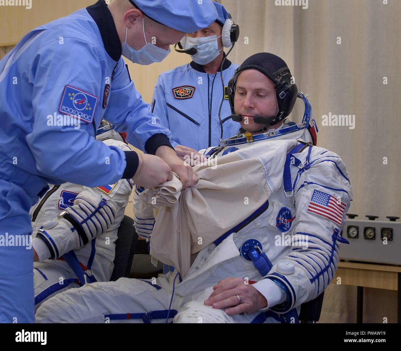 Expedition 57 Flight Engineer Nick Haag der NASA wird unterstützt mit ...