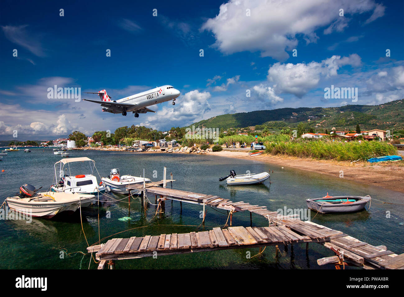 Landung am flughafen skiathos -Fotos und -Bildmaterial in hoher ...