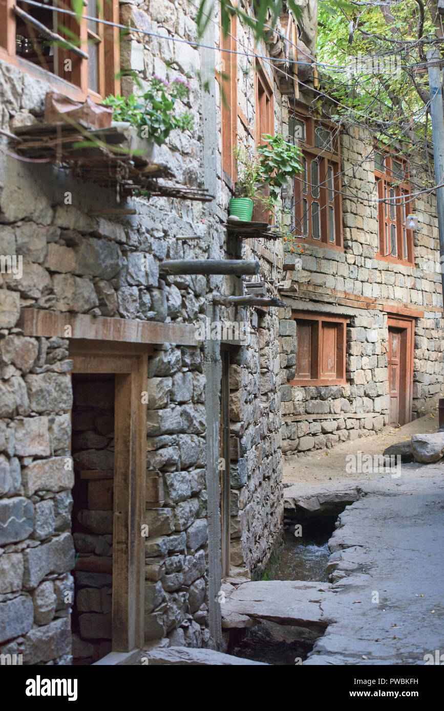 Stein Häusern und engen Gassen der malerischen Balti Dorf Pakistan ...