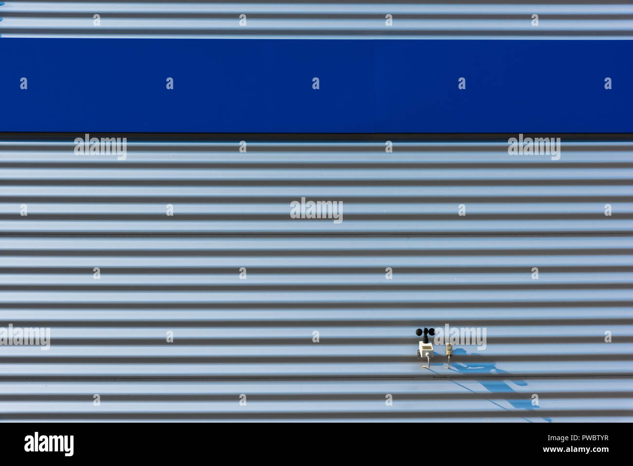 Corrugated metal facade -Fotos und -Bildmaterial in hoher Auflösung – Alamy