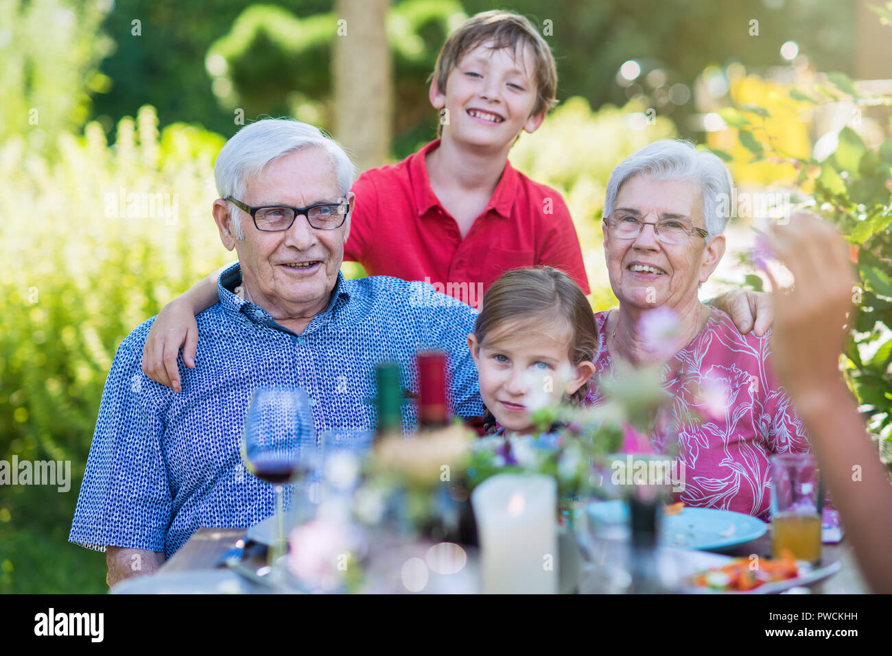 Die Großeltern mit ihren Enkeln im Sommer im Garten Stockfotografie - Alamy