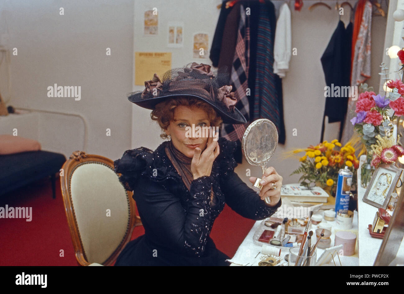 Sterben plant Maria Schell bei der Anprobe in der Garderobe ...