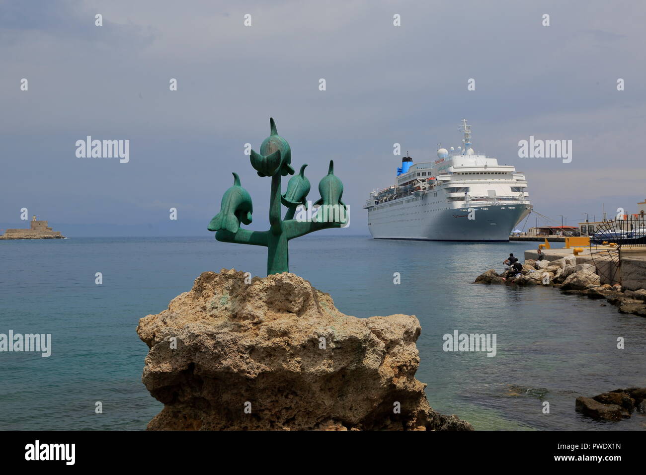 Blick über den Mandraki Hafen auf der Insel Rhodos, wo der ...