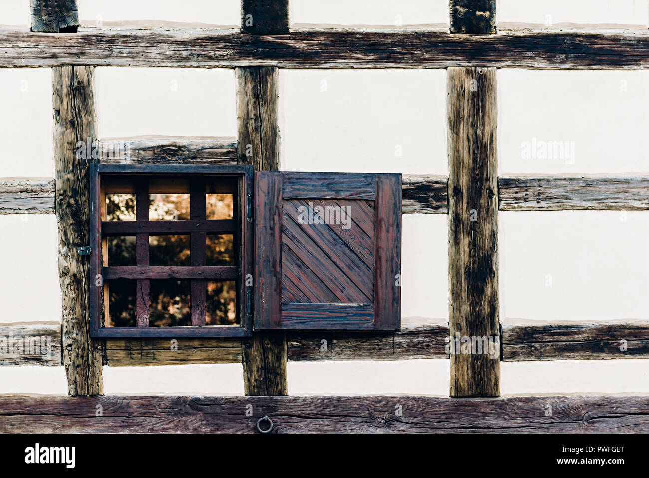 Die Mauer des alten Hauses mit Fenster. Abbund Konstruktion sind die ...