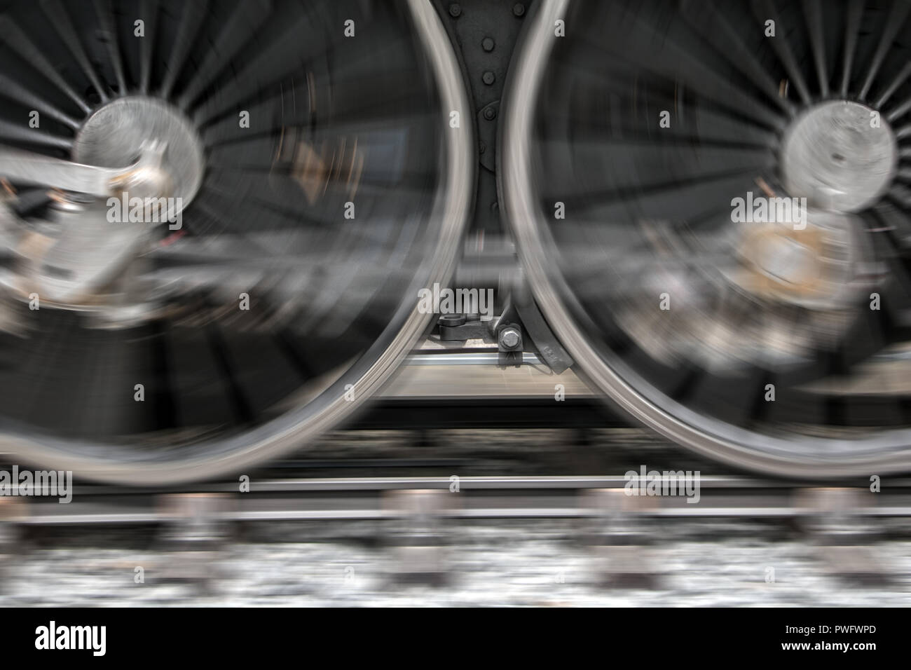 Die drehende Räder der Lokomotive auf die Bahn. Detail der Dampflok Rad ...