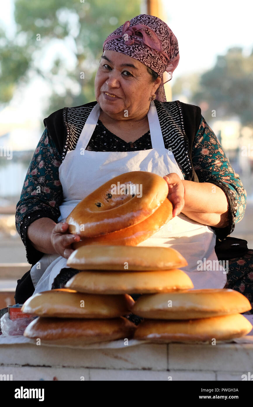 Uzbekistan Samarkand Siyob Bazaar Bread Stockfotos und -bilder Kaufen ...