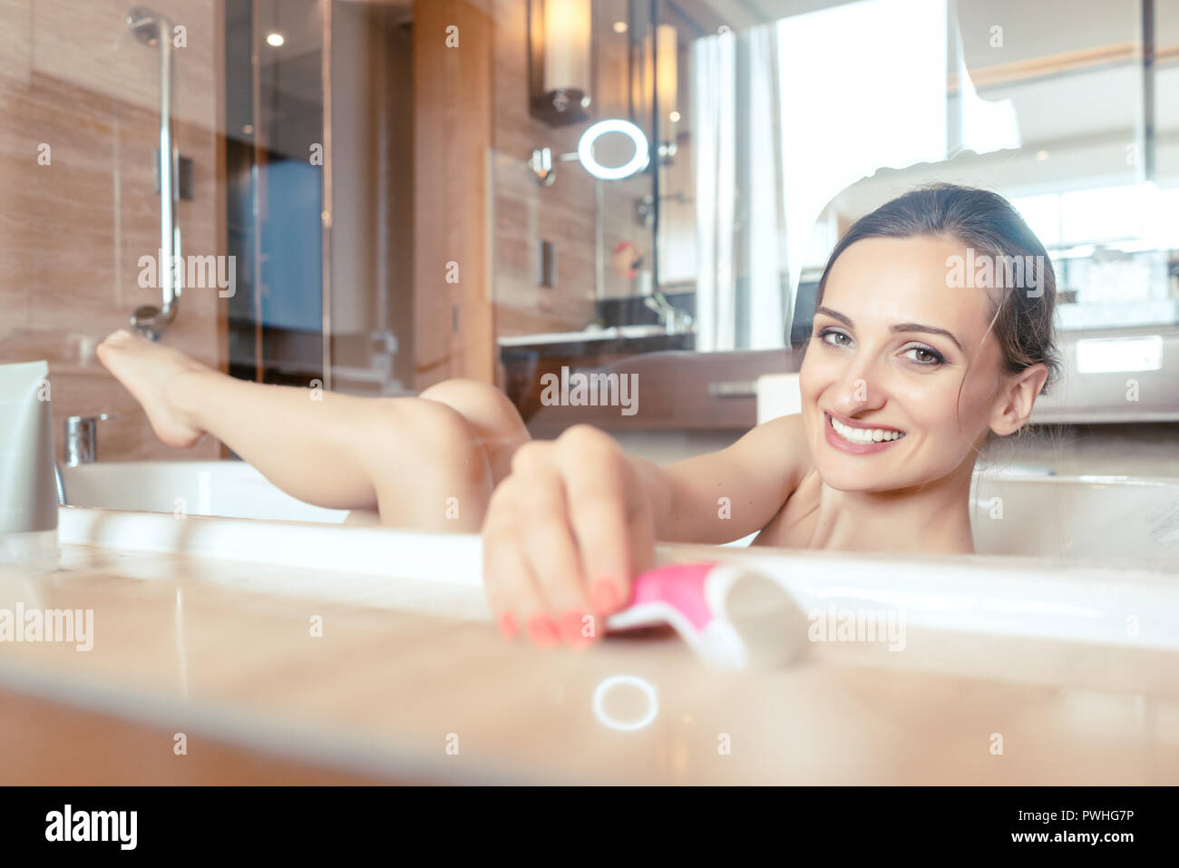 Frau badewanne beine rasieren -Fotos und -Bildmaterial in hoher Auflösung - Seite 2 - Alamy