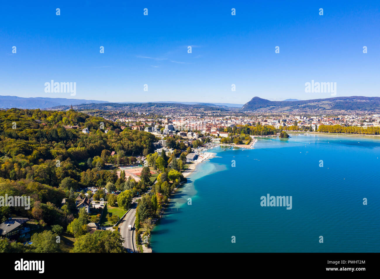 Luftaufnahme See von Annecy Waterfront in Frankreich Stockfotografie ...