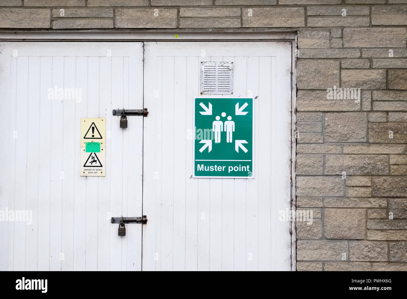 Sammelplatz im Brandfall Schild am Arbeitsplatz Parkplatz Wand ...