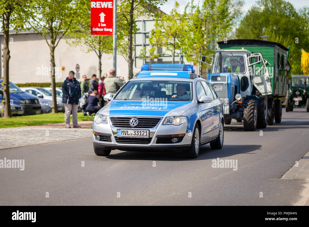 Offenbach/Deutschland - Mai 1, 2018: Die Deutsche Polizei Auto fährt ...