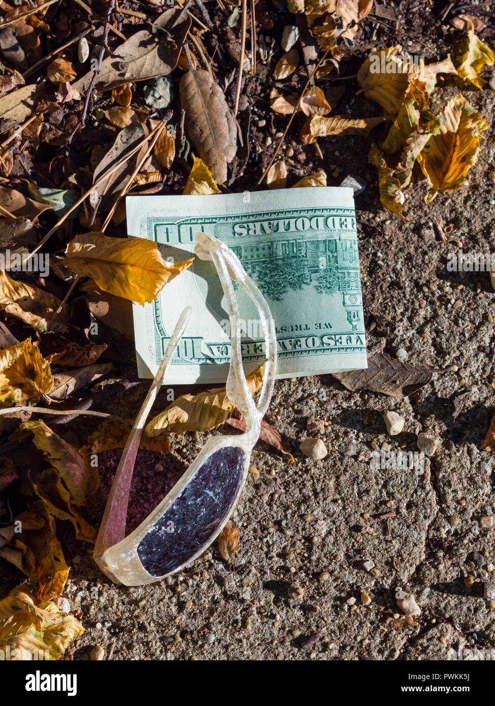 Geld am boden finden -Fotos und -Bildmaterial in hoher Auflösung – Alamy