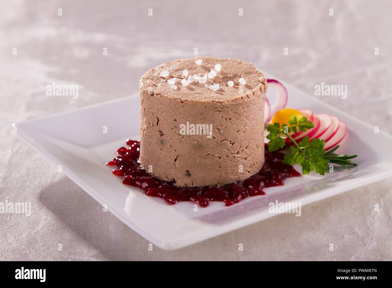 Gans Leberpastete mit Preiselbeeren Stockfotografie - Alamy