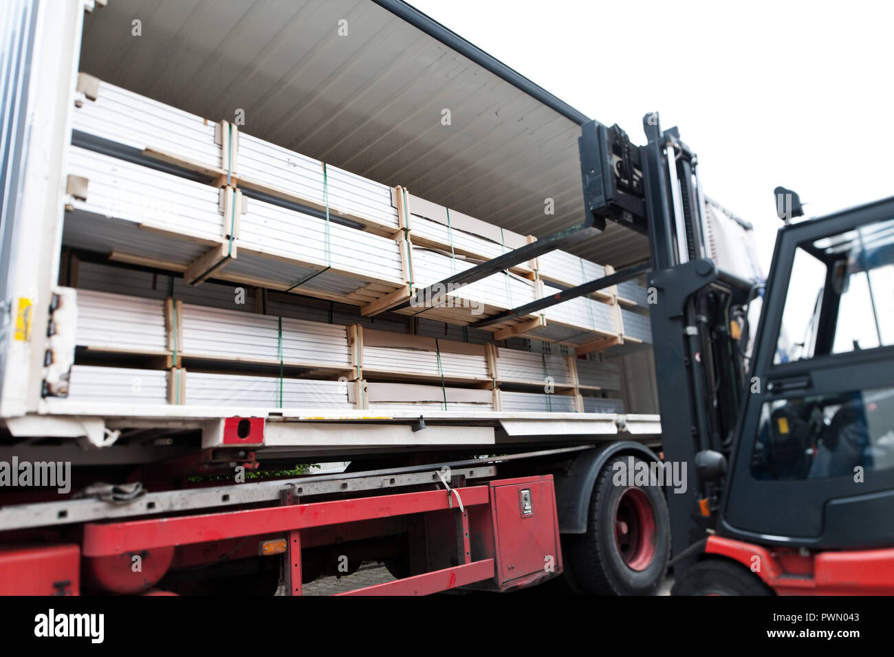 Ein Gabelstapler Lasten ein Lkw mit Aluminiumprofilen Stockfotografie ...