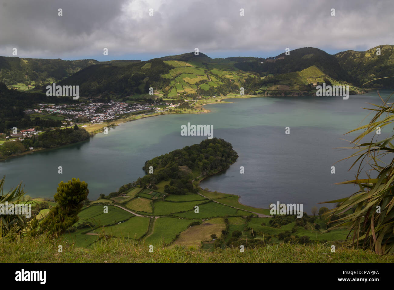 Green Lake - Lagoa Verde bei Sete Cidades. Frisches Grün Frühling Natur ...