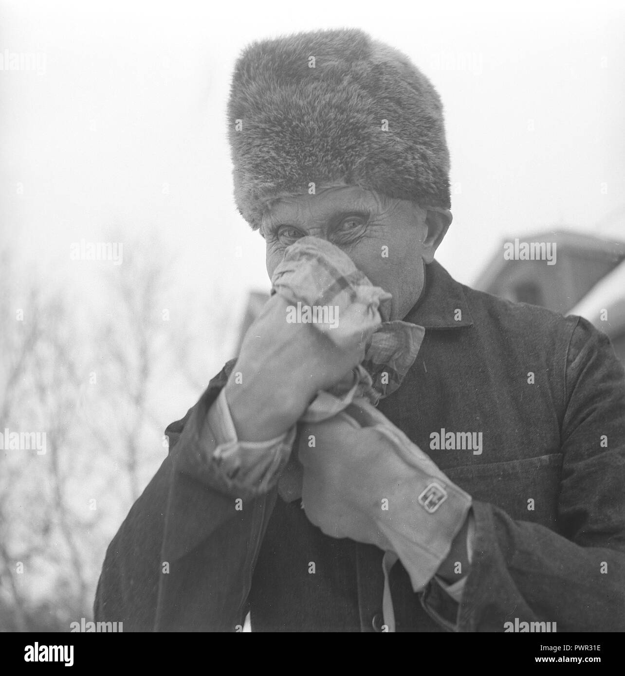 Kranker alter mann bläst seine nase -Fotos und -Bildmaterial in hoher ...