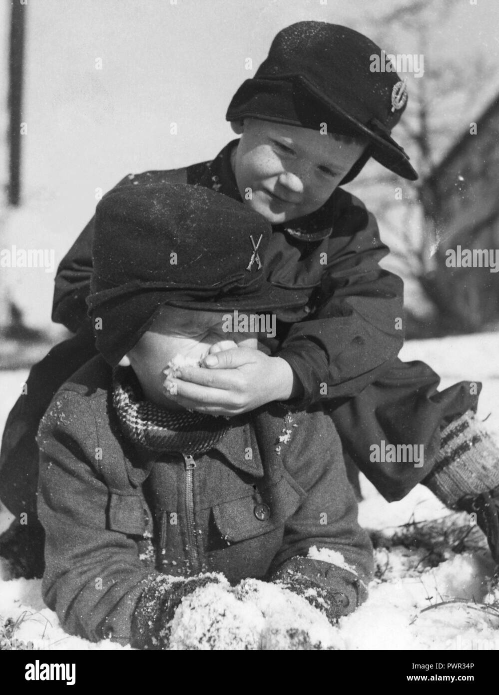 Winter 1944 kinder -Fotos und -Bildmaterial in hoher Auflösung – Alamy