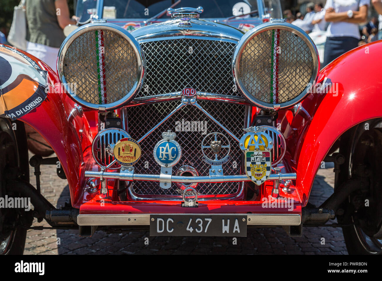 Vintage rotes rennauto -Fotos und -Bildmaterial in hoher Auflösung – Alamy