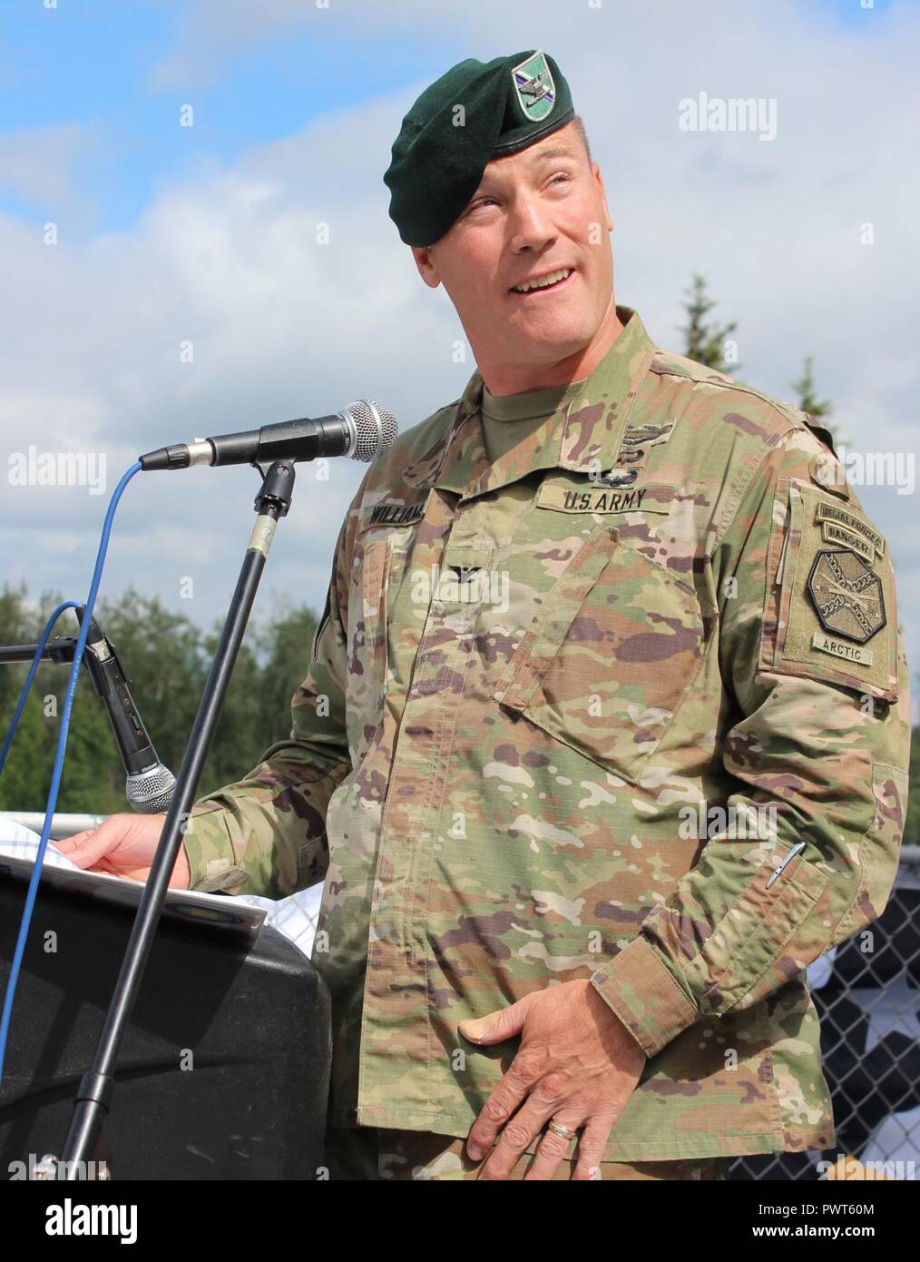 Fort Wainwright Garnison Kommandant Oberst Sean Williams durch die ...