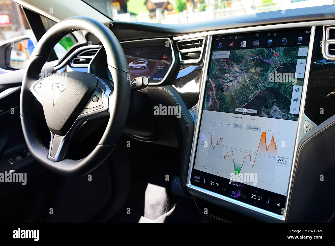 Tesla cockpit -Fotos und -Bildmaterial in hoher Auflösung – Alamy