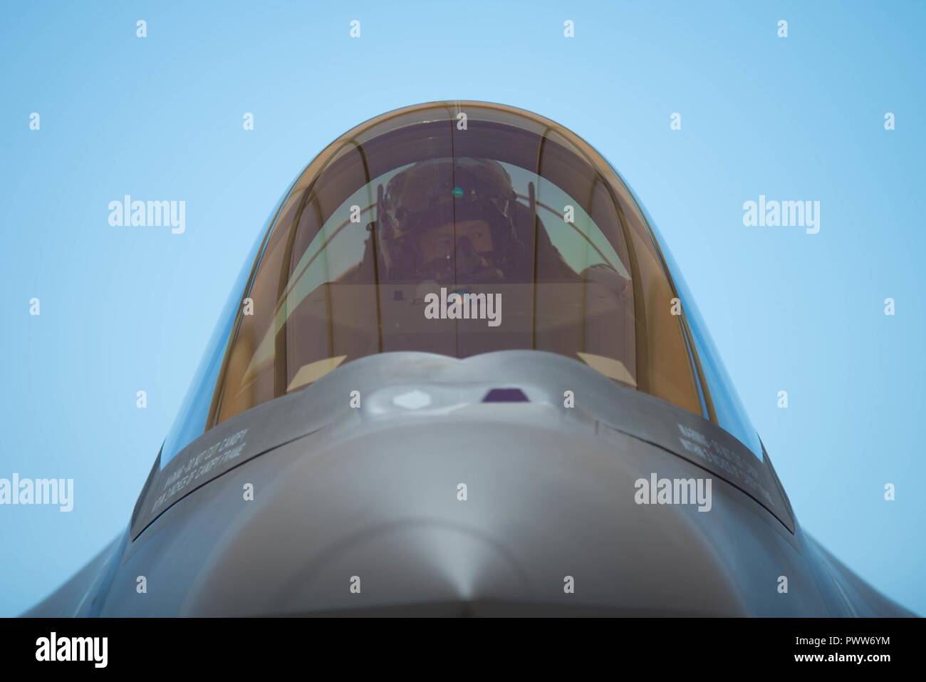 Maj. Brian Bann, F-35 Pilot, schaltet eine Norwegische F-35 Lightning ...