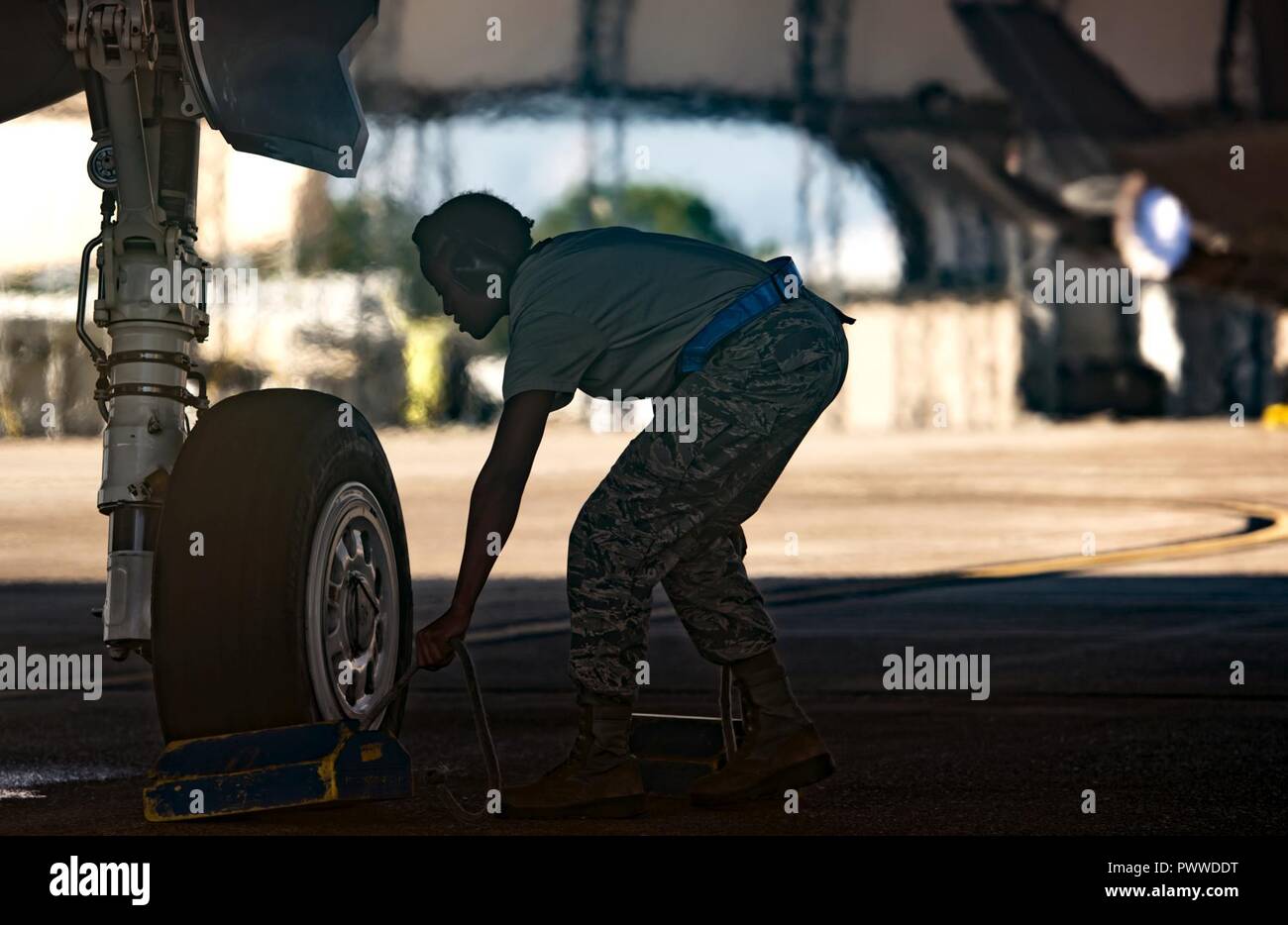 Eine Crew Chief vom 33 Aircraft Maintenance Squadron, zieht Kreiden ...