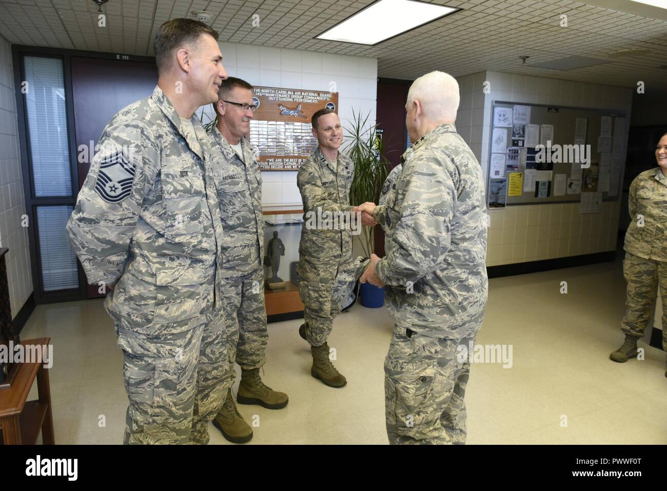 Us-Luftwaffe Kapitän Timothy S. Huneycutt der 145 Instandhaltungsgruppe ...