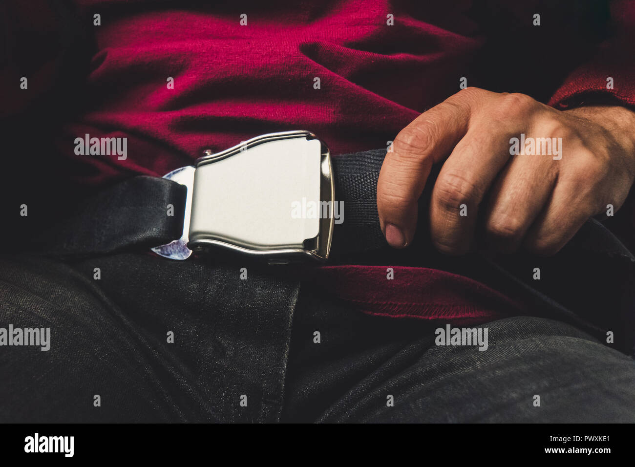 Sicherheitsgurt schild an bord eines flugzeugs anschnallen -Fotos und ...