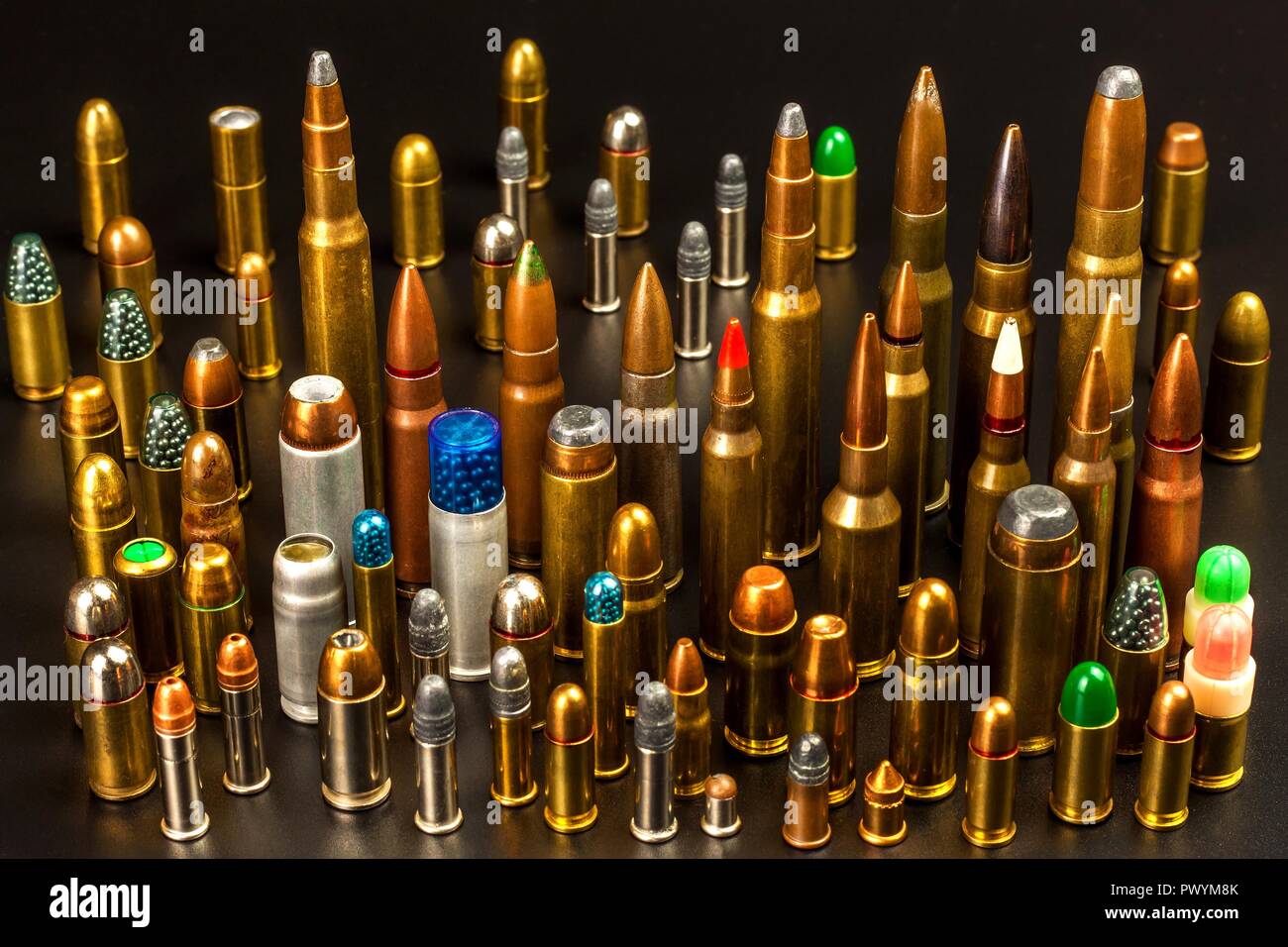 Mittelalterliche Ritter und moderne Munition. Verschiedene Arten von ...