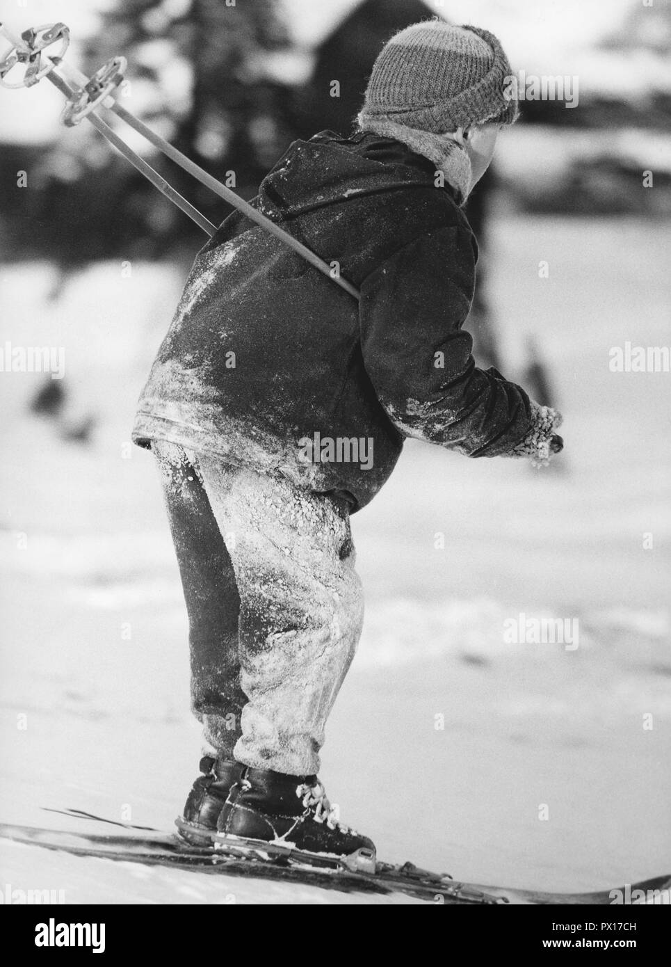 Winter in den 60er Jahren. Ein Junge ist Skifahren. Durch die Blicke ...