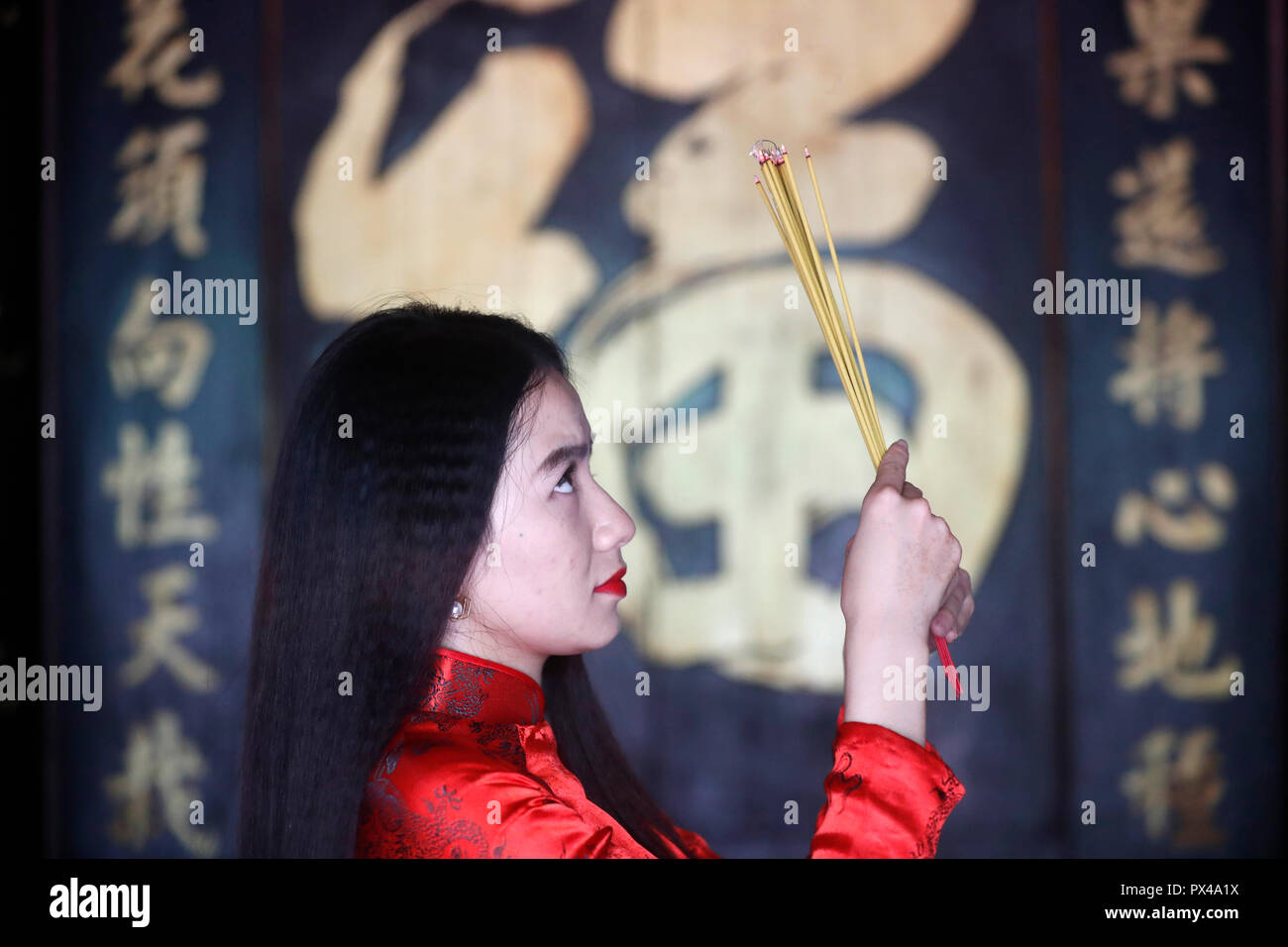 Der Jade Kaiser Pagode. Vietnamesische Frau in Rot traditionelle langes ...