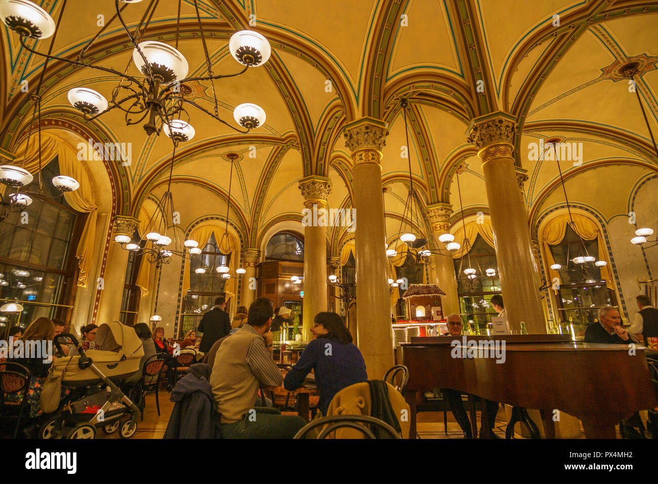 Wiener Kaffeehaus In Wien Stockfotos und -bilder Kaufen - Alamy
