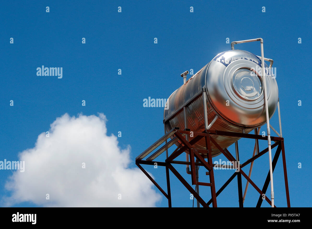 Rooftop water tank -Fotos und -Bildmaterial in hoher Auflösung – Alamy