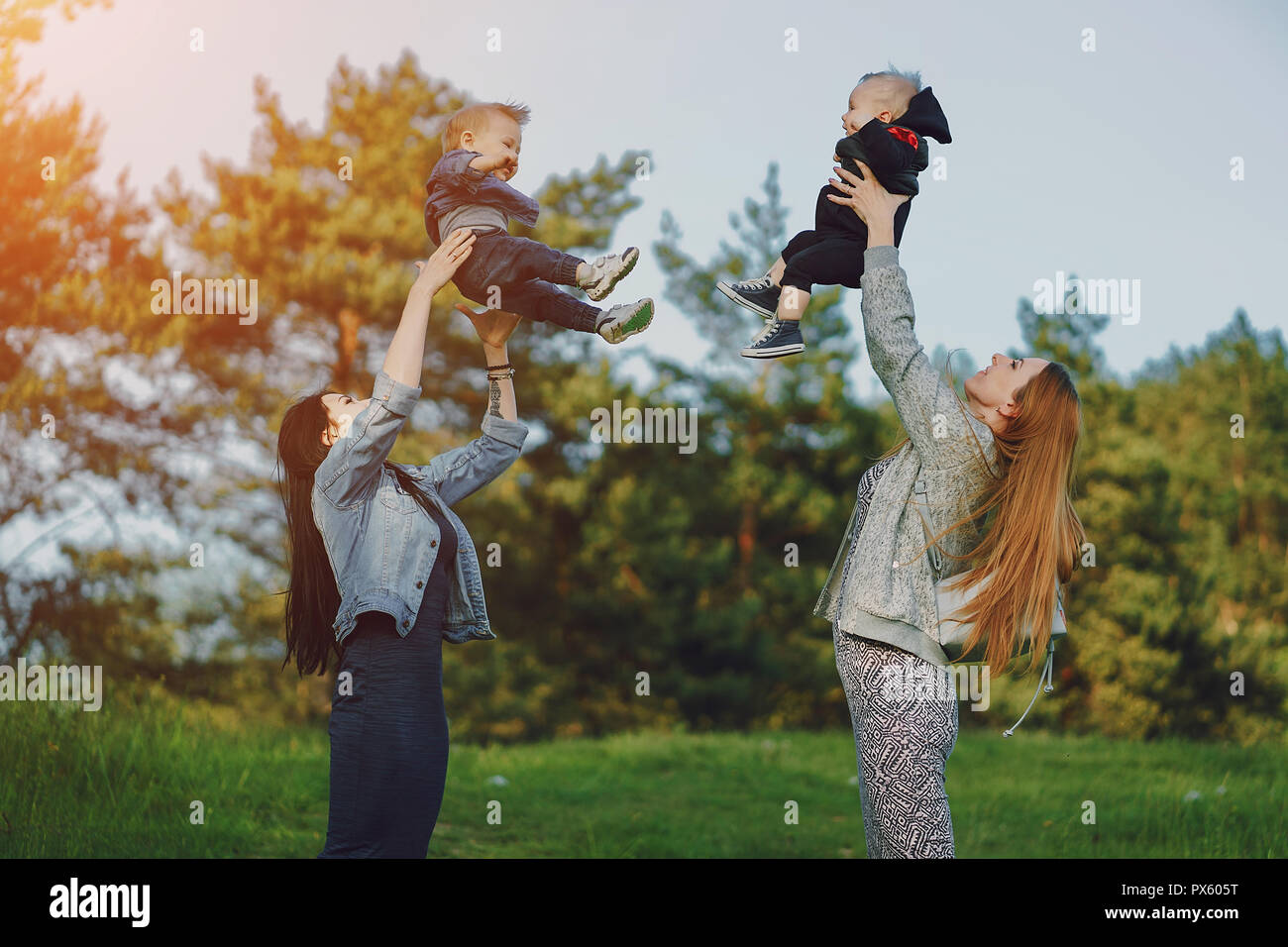 Mütter und sohn -Fotos und -Bildmaterial in hoher Auflösung – Alamy