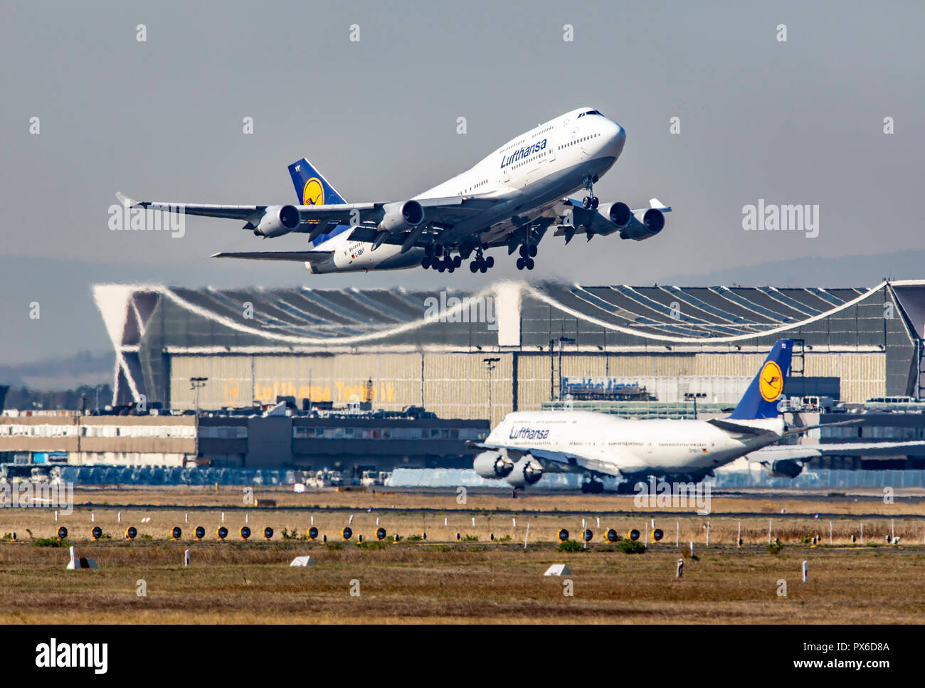Flughafen Frankfurt/Main, FRA, Fraport, Air Traffic Control Tower, Lufthansa Boeing 747 bei Take ...
