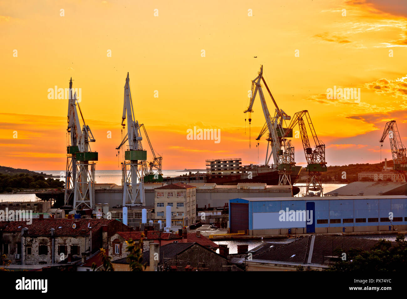 Stadt Pula werft Kräne Blick auf den Sonnenuntergang, Region Istrien ...