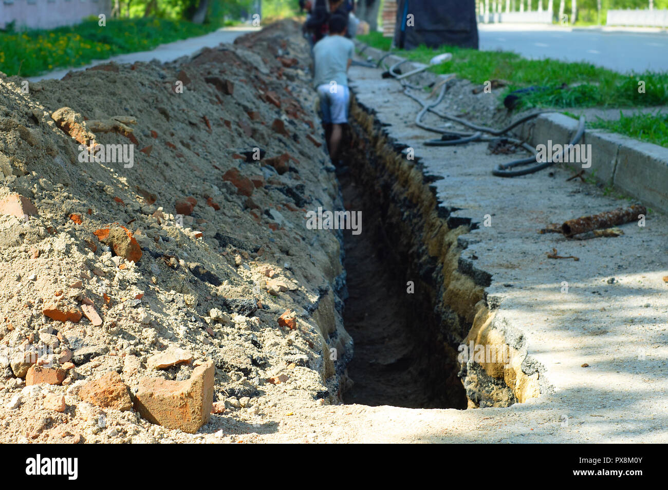Arbeitnehmer ein Loch in den Asphalt auf der Fußgängerzone Graben ...