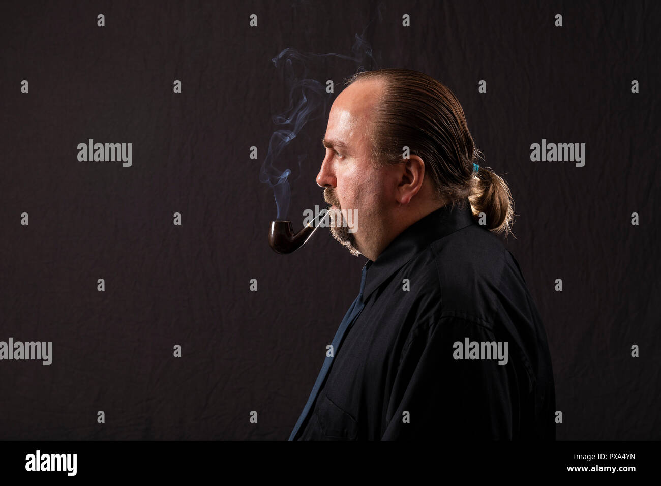 Pfeifenrauch rauchen -Fotos und -Bildmaterial in hoher Auflösung – Alamy