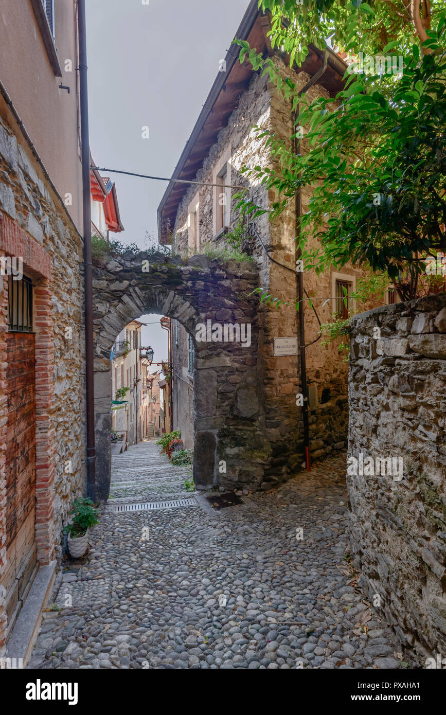 Stadtbild mit steilen Stein Treppe unter Arch im engen Gasse an ...