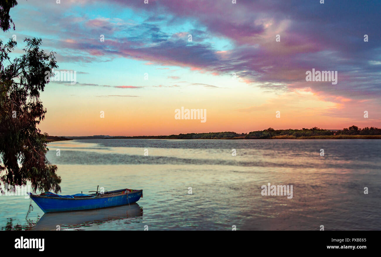 Boot in einem fluss -Fotos und -Bildmaterial in hoher Auflösung – Alamy