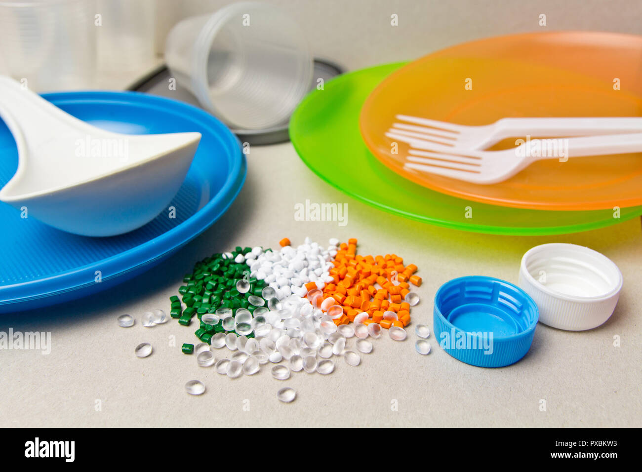 Kunststoff Einmalgeschirr und Kunststoff Rohstoff. Farbige Granulate ...
