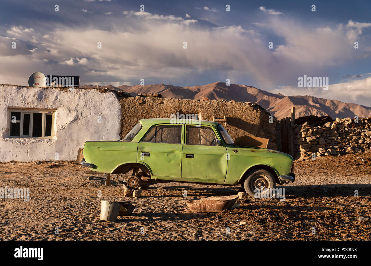 Russian lada russian car -Fotos und -Bildmaterial in hoher Auflösung ...