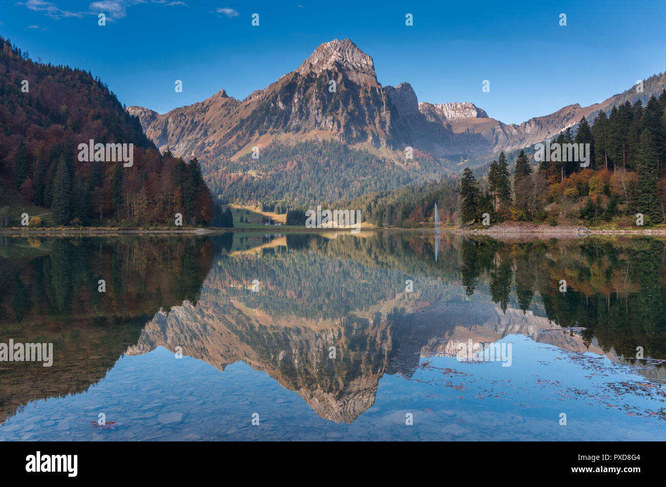 Schweizer Alpen Bergsee Stockfotos und -bilder Kaufen - Alamy
