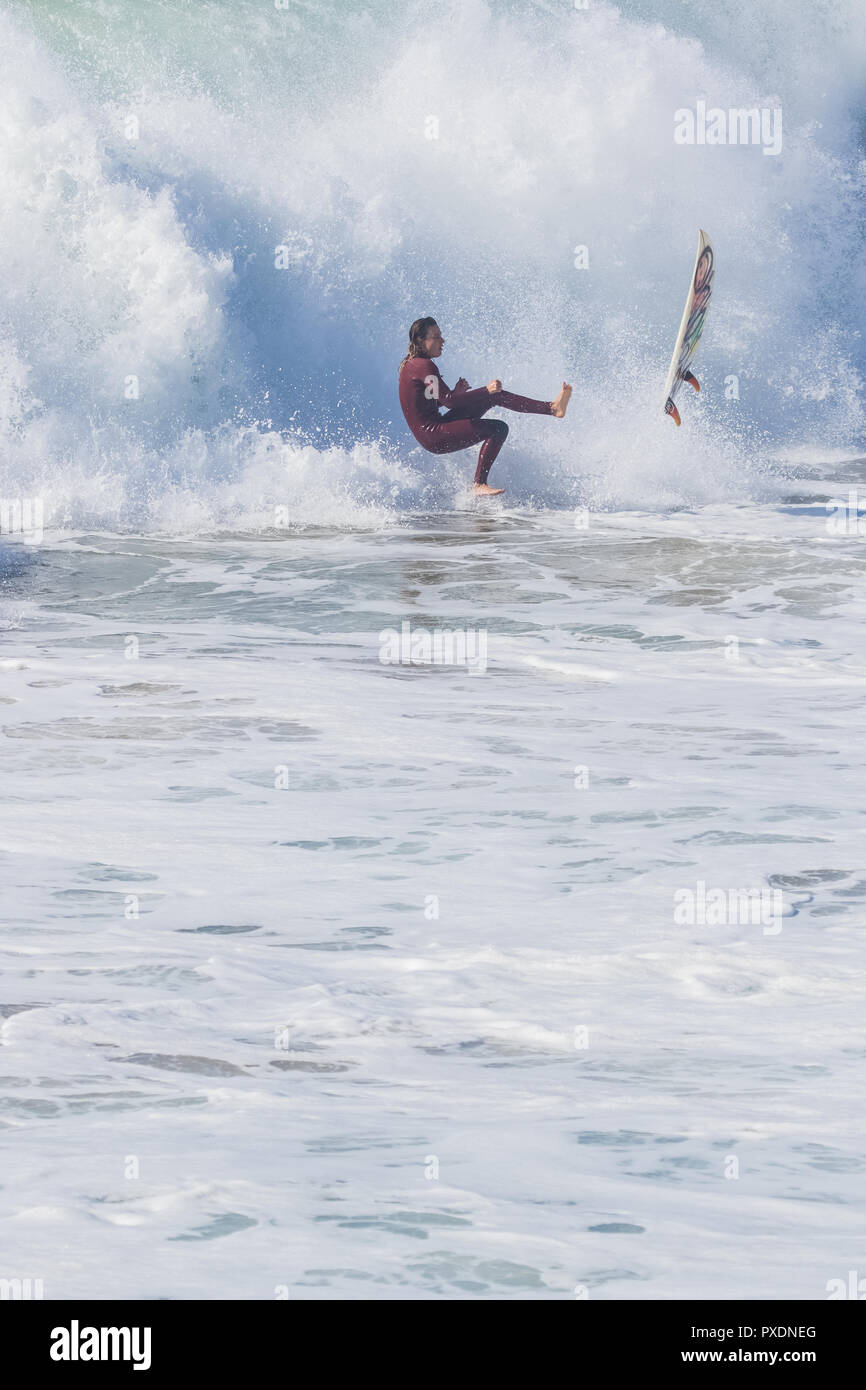 Female surfer action -Fotos und -Bildmaterial in hoher Auflösung – Alamy